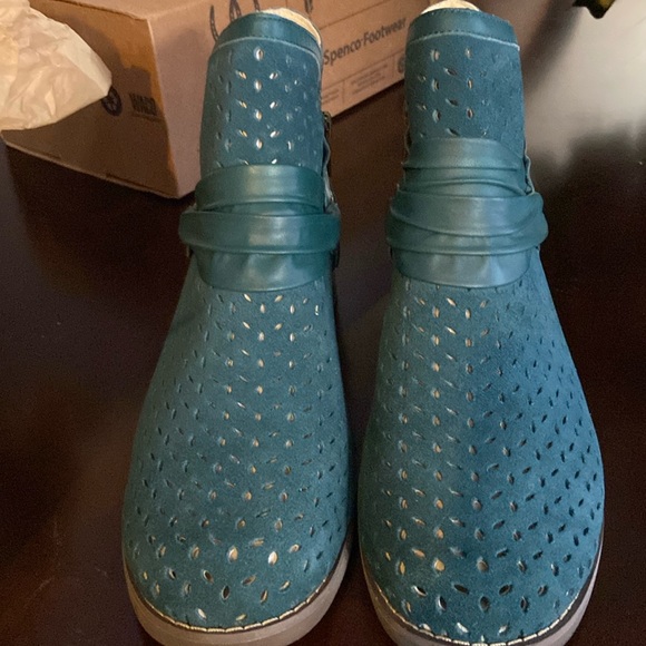 Spenco Footwear | Shoes | 3 For 2 Spenco Footwear Priscilla Green Suede ...